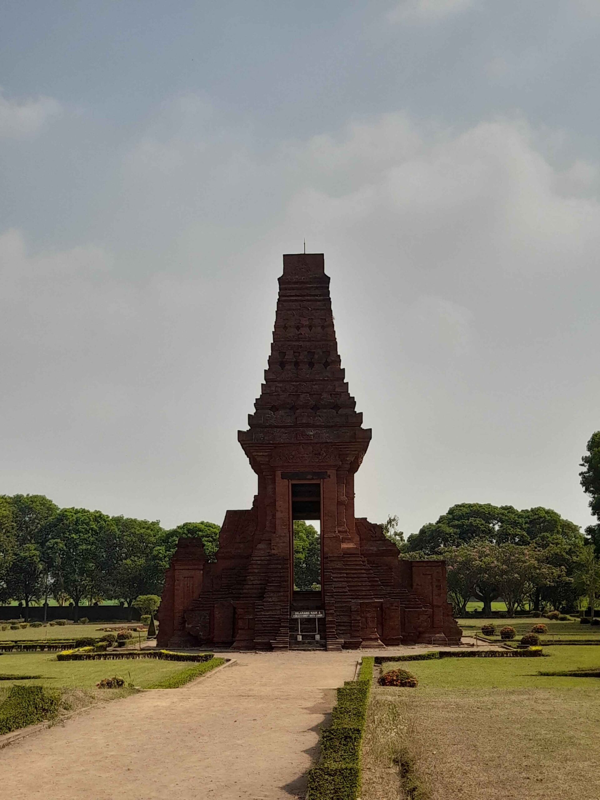 Candi Bajang Ratu: Simbolis Sejarah Majapahit